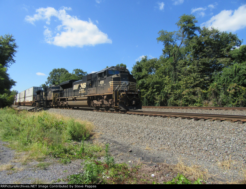 NS 1019 takes train 260 East